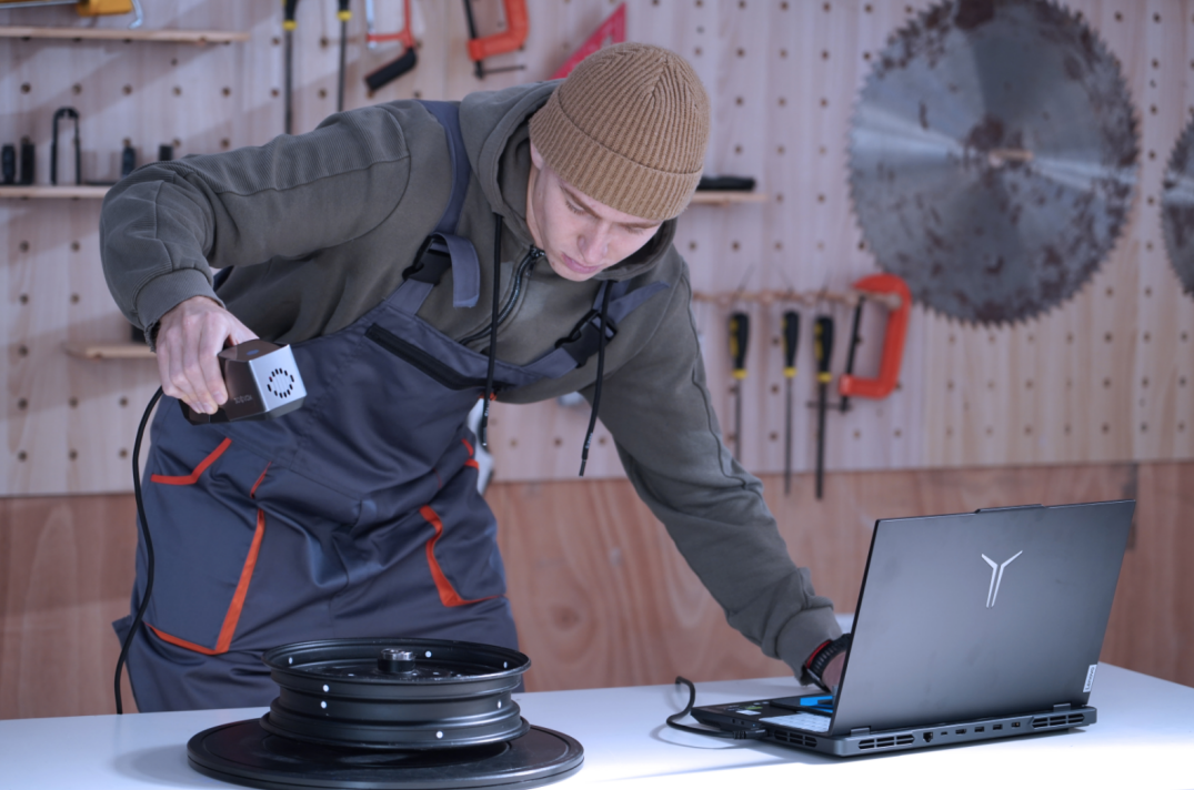 Using a Portable Structured-Light Scanner to 3D Scan an Object - 3DeVOK